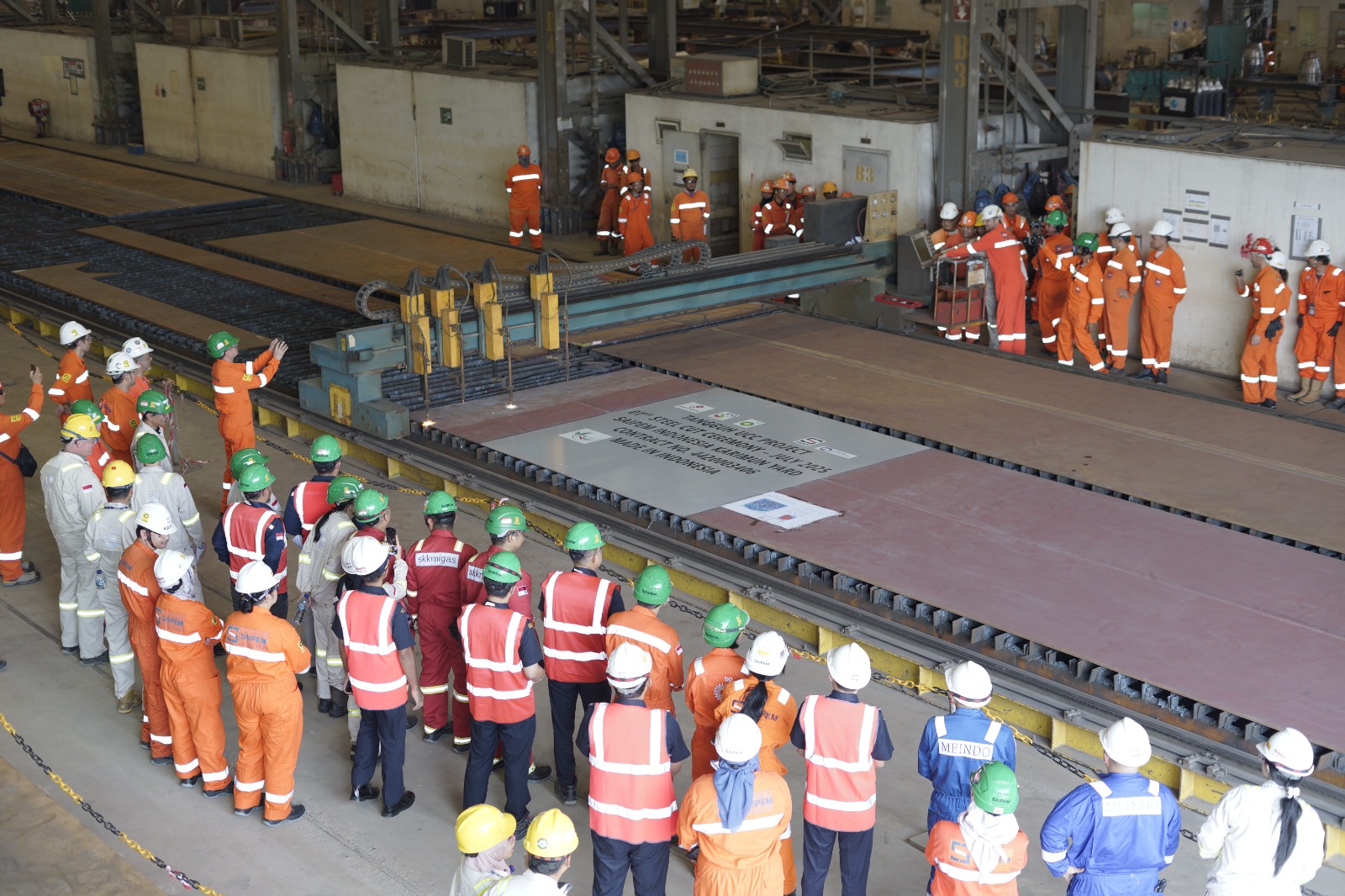 Pemotongan Besi Pertama Fabrikasi Anjungan Untuk Proyek Tangguh UCC ...